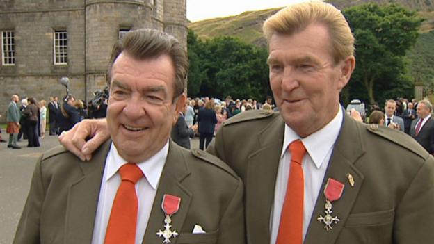 Tom Alexander of The Alexander Brothers dies aged 85 - BBC News