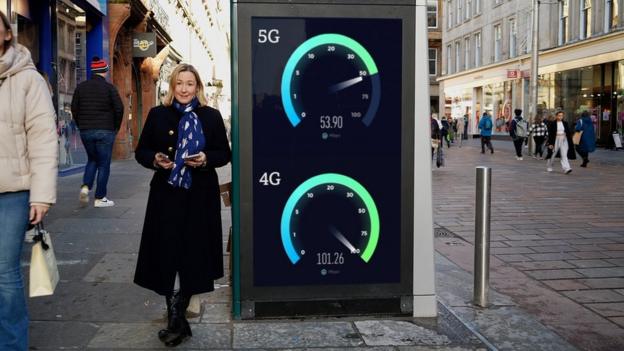 '5G makes my phone pretty worthless' - BBC News