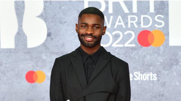 'Taxpayers will be furious' as HMRC self-assessment tax helpline closes ...