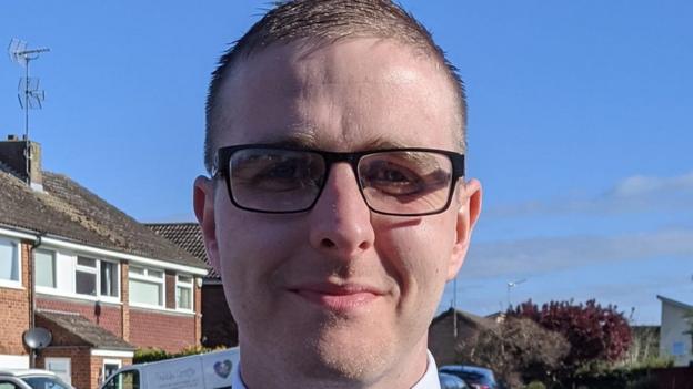 West Northamptonshire councillor joins Labour - BBC News