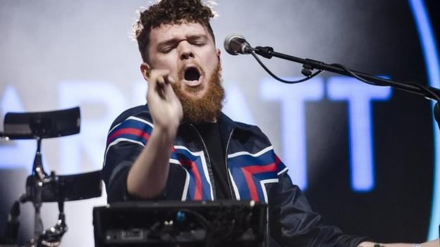 Sound of 2017: Unsigned soul singer Ray BLK wins - BBC News