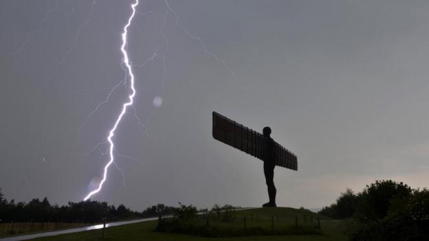 Angel of the North: The icon that was nearly never built - BBC News