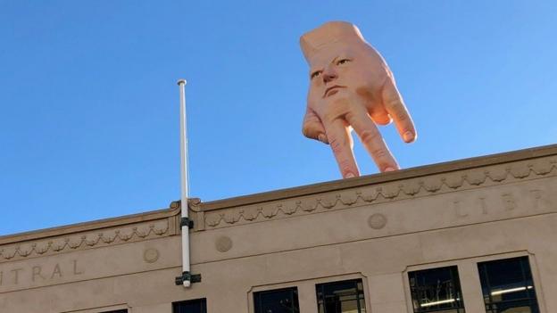 'Nightmare' hand statue looms over New Zealand city - BBC News
