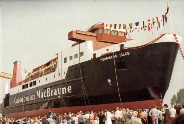 Islanders bid a fond farewell to MV Hebridean Isles - BBC News