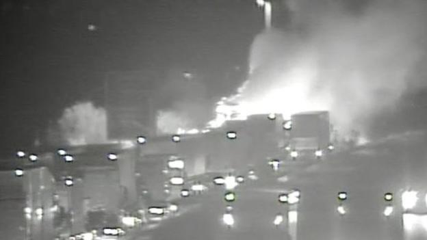 M62 fire: Motorway fully reopens after lorry blaze - BBC News