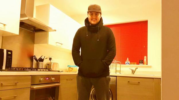 How to own a home by the age of 25 - BBC News