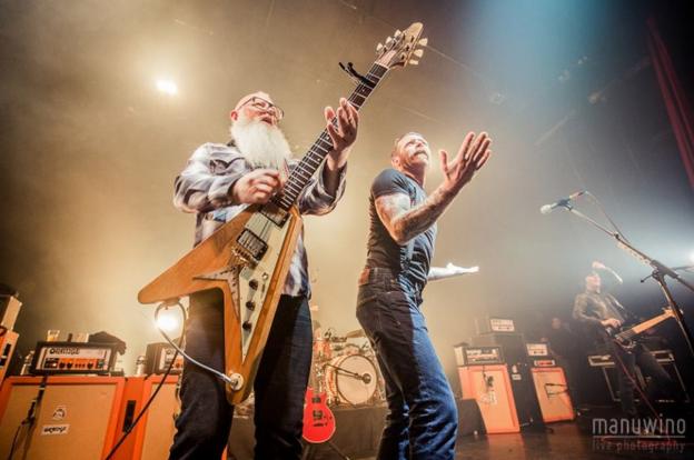 Paris attacks: Photos capture fatal rock concert - BBC News
