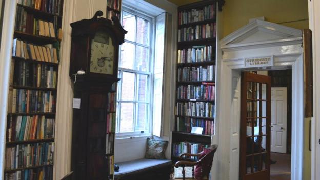 The fall and rise of subscription libraries - BBC News