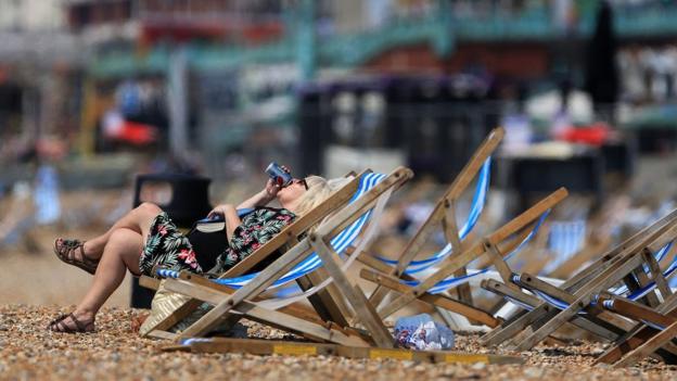 In Pictures: England soaks up more hot weather - BBC News