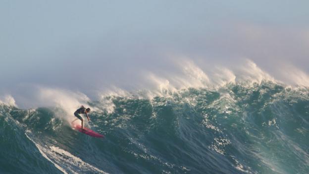 Devon surfer in Maui: 'Every day I wake up in heaven' - BBC News