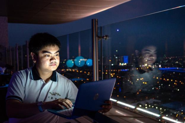 Five young people describe their dream internet - BBC News