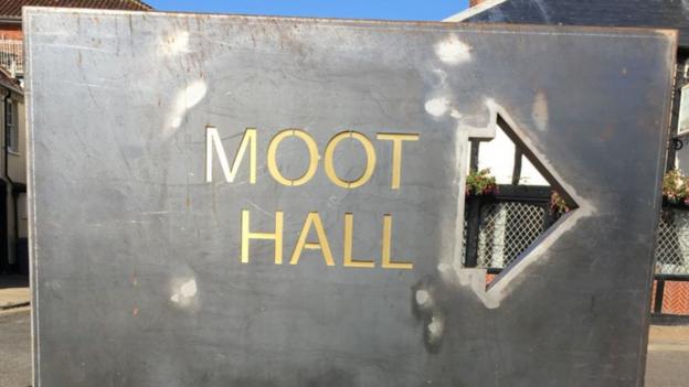 'Dirty great big' Moot Hall signs anger Aldeburgh residents - BBC News