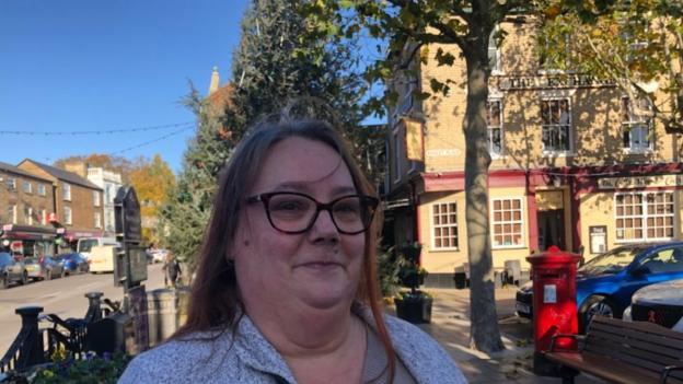 March wonky Christmas tree 'like leaning tower of Pisa' - BBC News