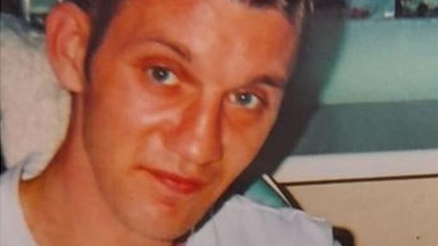 Tower Hamlets: Man found strangled named - BBC News