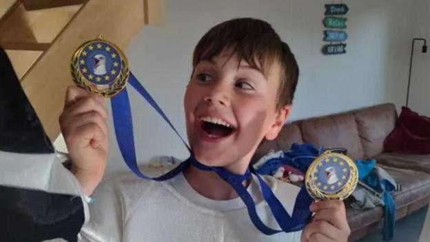 Seagull Boy wins EC Gull Screeching contest again! - BBC Newsround