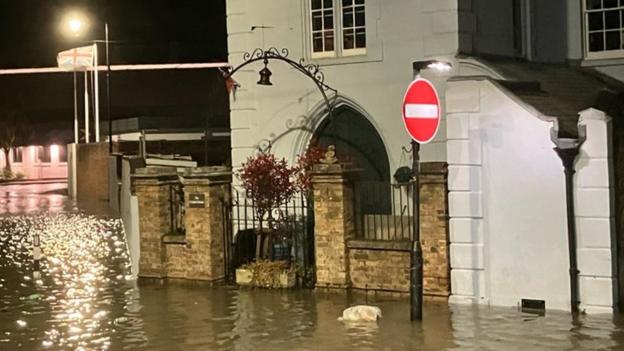 Hampshire and Isle of Wight: High tides bring coastal flooding - BBC News