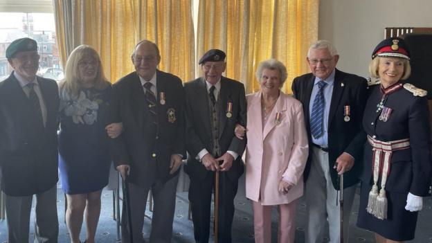 Christmas Island veterans receive nuclear testing medals - BBC News