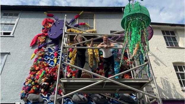 Hertford fishmongers asked to remove 'viral' knitted sea display - BBC News