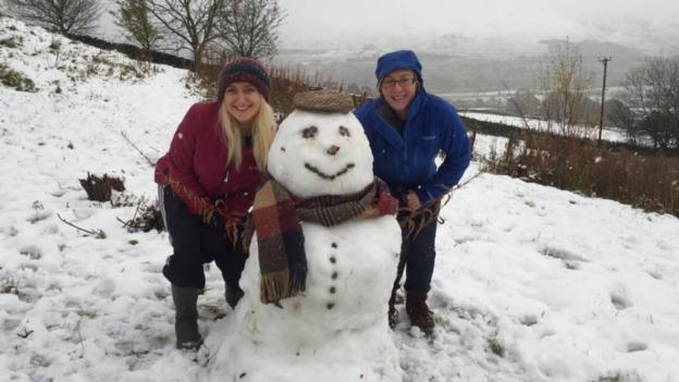 In pictures: Snow falls across England - with more forecast - BBC News