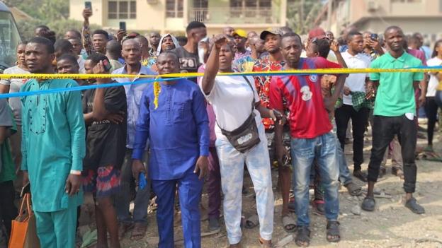 Ibadan explosion in Nigeria: 'The roof fell on my mother in bed' - BBC News