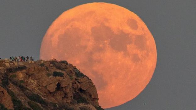 Super blue Moon: Rare spectacle set to light up skies - BBC News