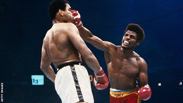 Leon Spinks: Ex-heavyweight champion who shocked Muhammad Ali dies aged ...