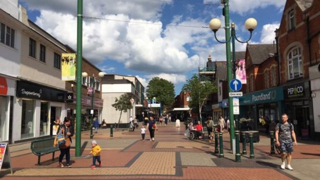 Scunthorpe to get new 'green corridor' on high street - BBC News