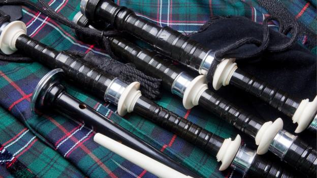 'Bagpipe lung' warning for wind musicians - BBC News