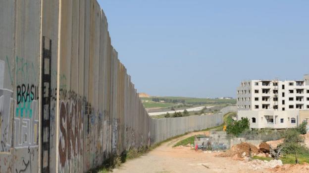 Six famous walls that have made history - BBC Newsround