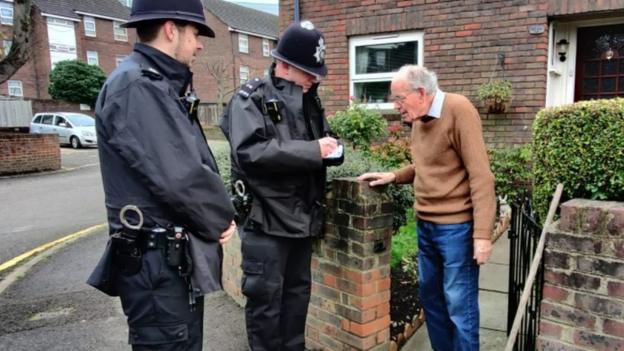 On patrol with the PCs trying to make Croydon safer - BBC News
