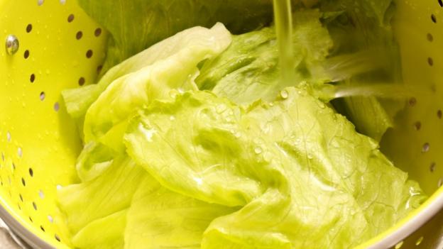 Washing salad and vegetables: What is the best technique - BBC News
