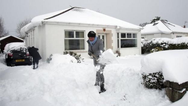 Storm Emma: UK snow could reach 50cm as conditions worsen - BBC News