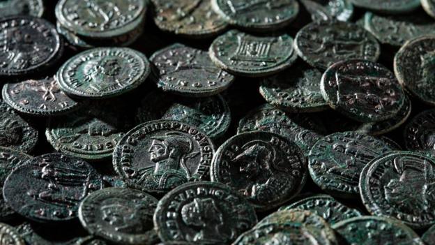 Spanish pipe-layers find large Roman coin hoard - BBC News