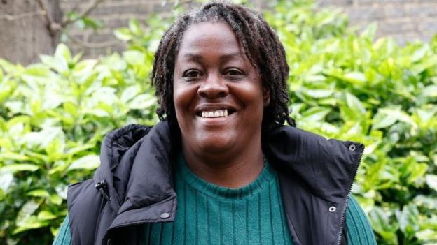 Grantham: Award for 'incredible' octogenarian foster carers - BBC News