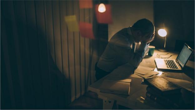 Long working hours killing 745,000 people a year, study finds - BBC News