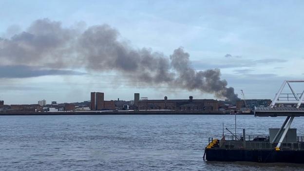 Liverpool fire causes huge plumes of smoke over city - BBC News