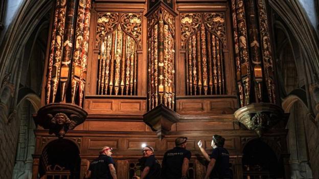 Gloucester Cathedral organ's 'hybrid' sound during £3m refurb - BBC News