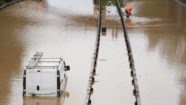 Sandy Lane roundabout flooded after water main bursts - BBC News