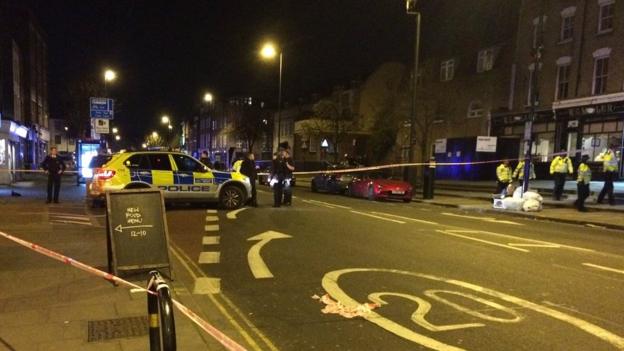 Car ploughs into drinkers outside Islington pub - BBC News