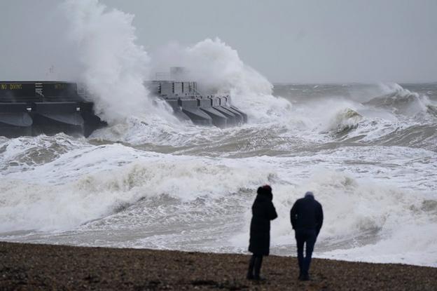 Storm Isha: Dramatic weather change ahead with new storm named - BBC News