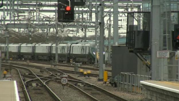 Heathrow rail link put on hold - BBC News