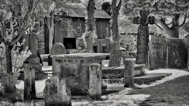 Eyam plague: The village of the damned - BBC News