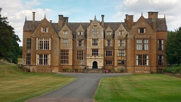 Listed pub in Wroxton to be converted after plans approved - BBC News