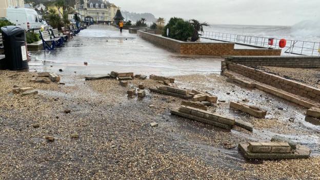 Devon and Cornwall flood warnings remain in wake of storm - BBC News