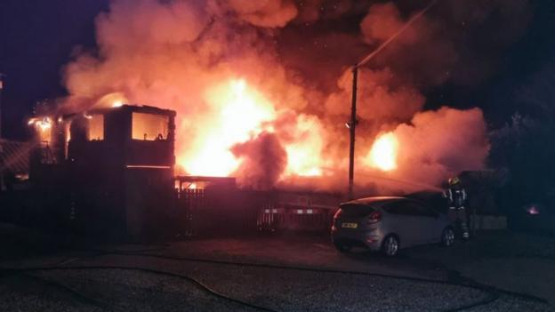 Looe Coddy Shack fire: Fish and chip restaurant blaze - BBC News