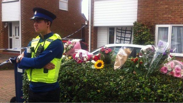 St Neots murder probe: Woman had been beheaded - BBC News