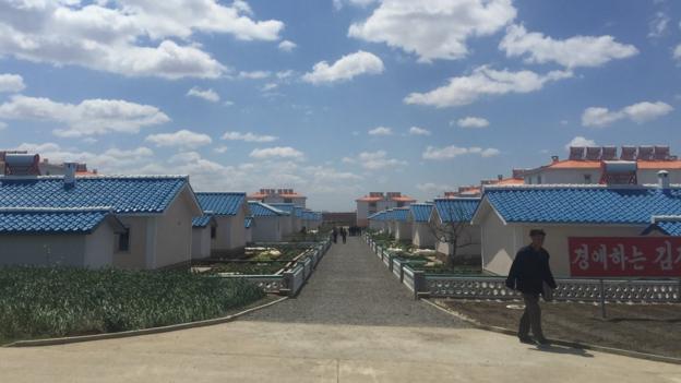 What the shops and shoppers of North Korea tell us - BBC News