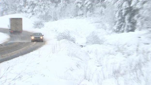 Disruption as heavy snowfalls hit Scotland - BBC News