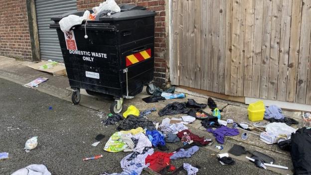 Newcastle West End back lane patrols to tackle rubbish - BBC News
