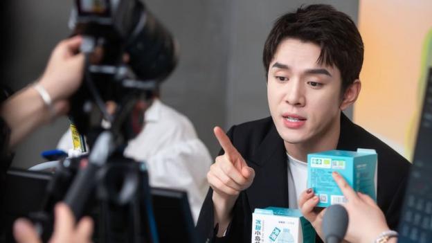 Li Ziqi: Top China influencer returns after three years - BBC News